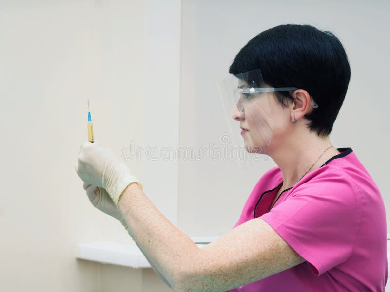 Arzt Mit Der Spritze, Die Sich Vorbereitet, Einspritzung Zu Machen ...