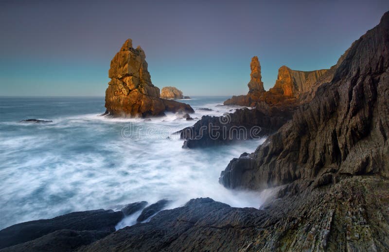 As costas rochosas imagem de stock. Imagem de onda, costa - 30099469