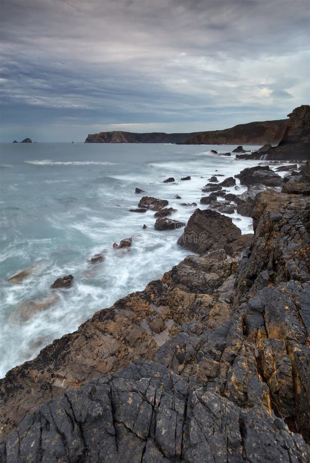 As costas rochosas foto de stock. Imagem de azul, penhasco - 30099914