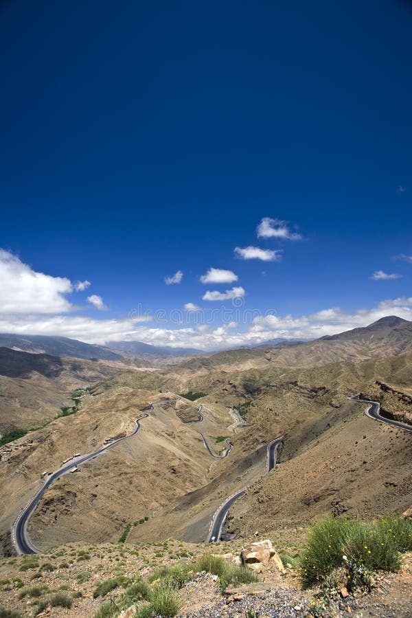 Altas Montanhas Atlas Em Marrocos, Norte De África Estrada De Asfalto ...
