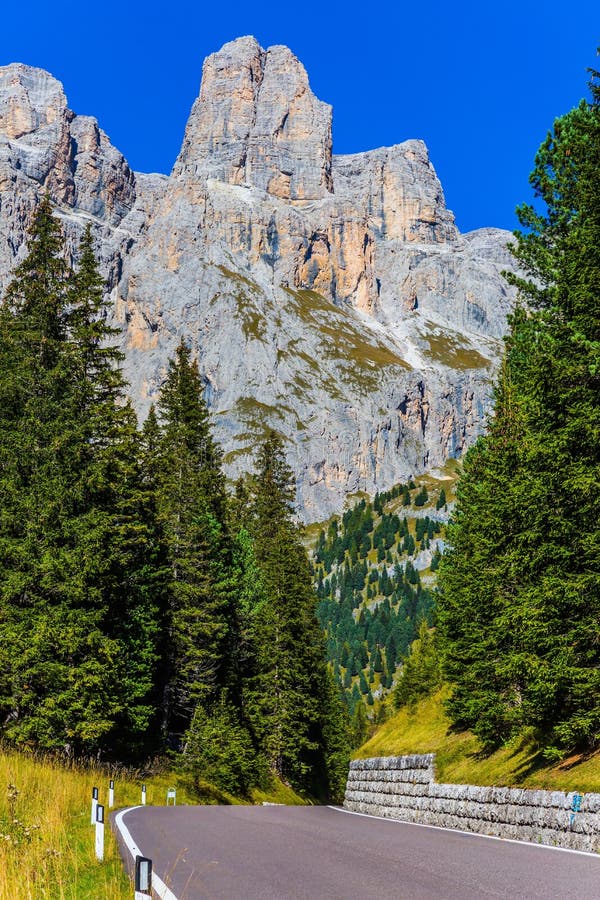 As rochas da dolomite imagem de stock. Imagem de azul - 123362885