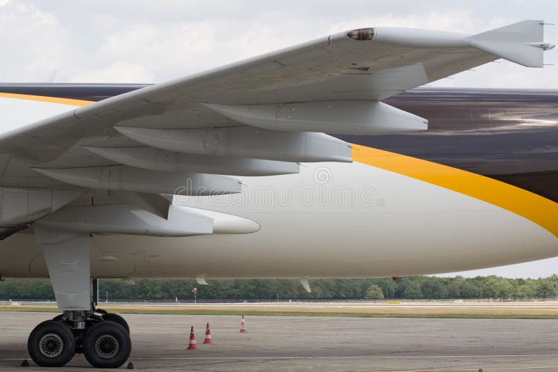 Asa e roda do avião imagem de stock. Imagem de aeroporto - 3046025