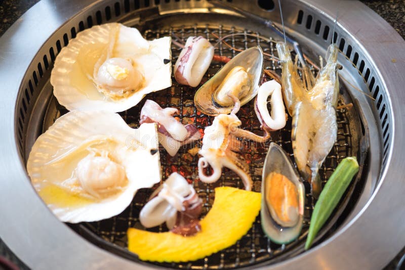 A la parrilla mariscos imagen de archivo. Imagen de servido - 71649391