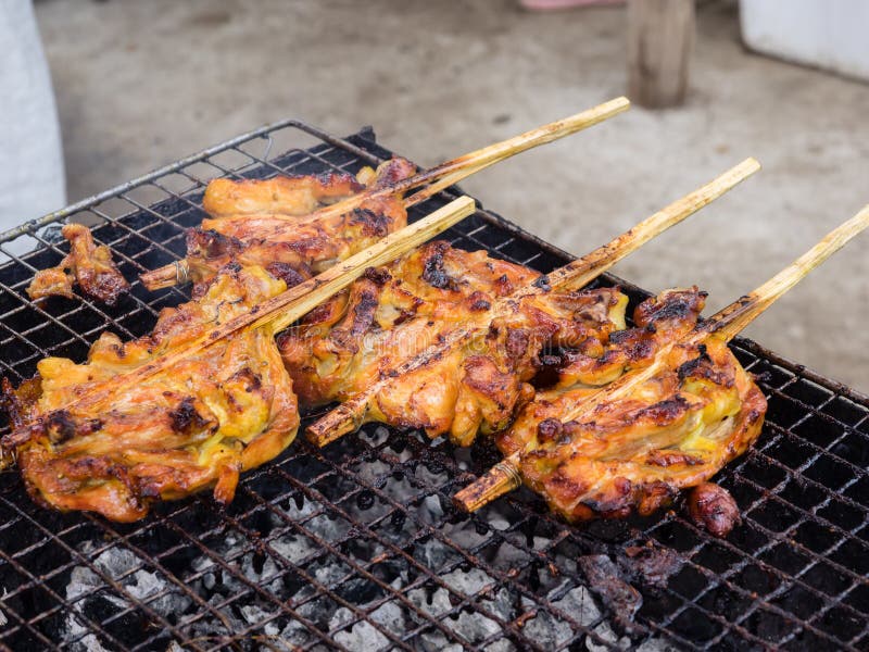 Asando A La Parrilla El Pollo Tapado Con El Bambú Imagen de archivo ...