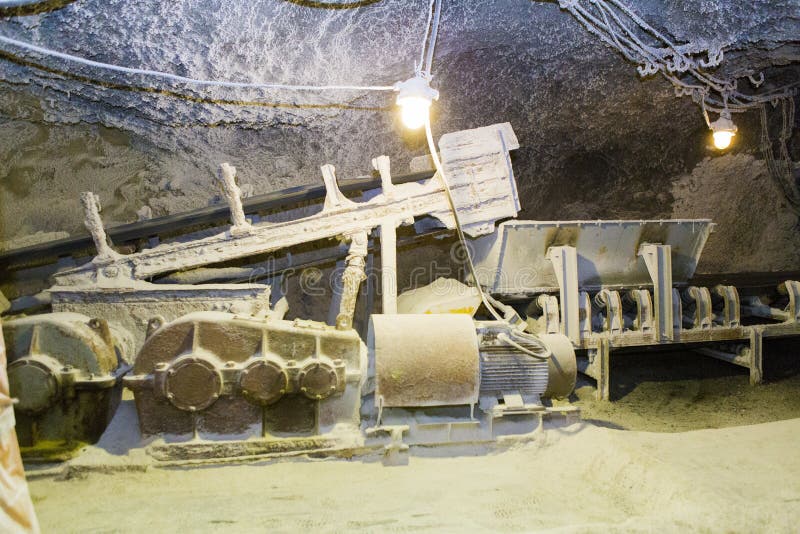 Raffinerie Industrielle De Sel Avec La Bande De Conveyeur Fonctionnante ...