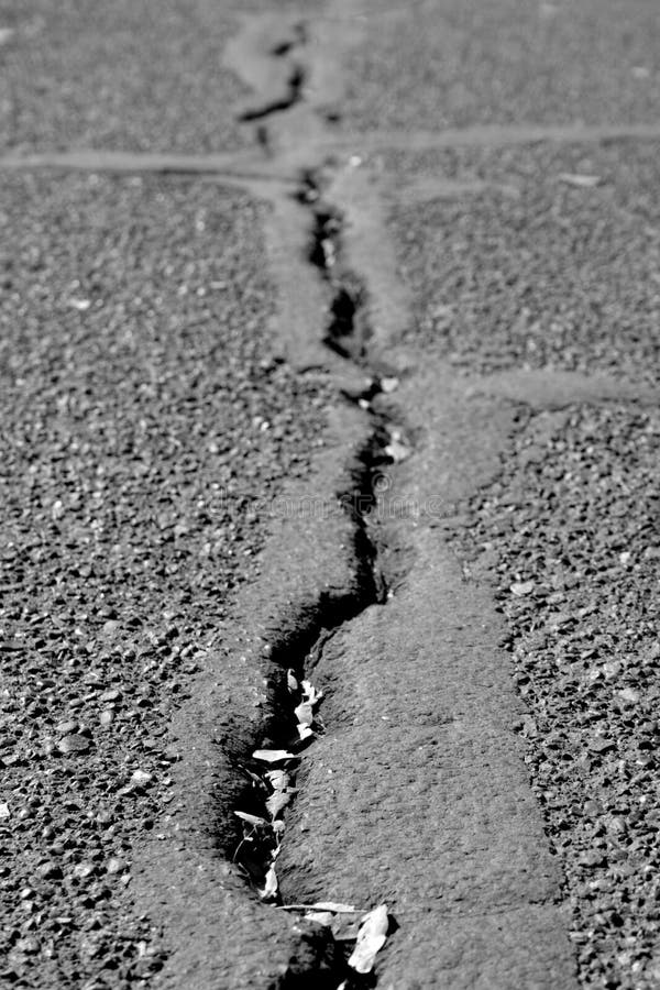 Asfalto agrietado foto de archivo. Imagen de agrietado - 6860336