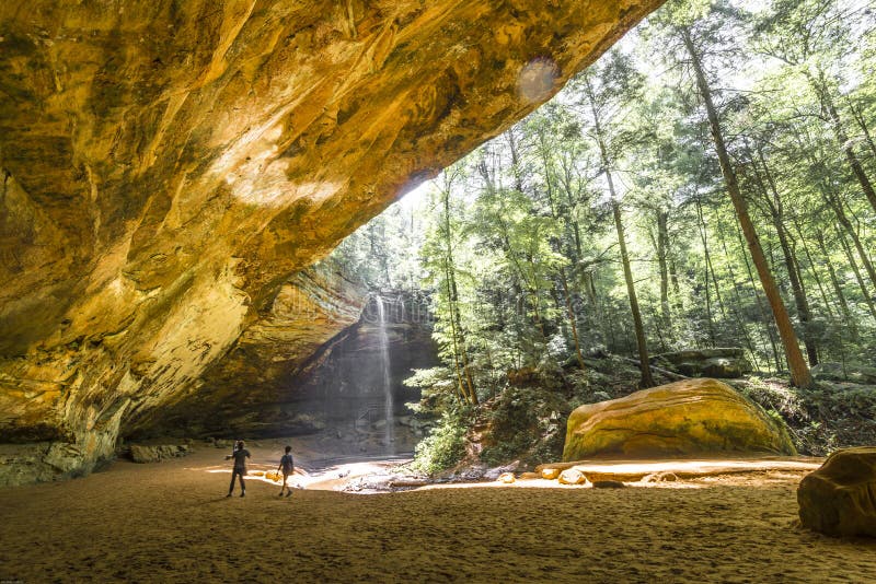 Ash Cave, Hocking Hills Ohio Editorial Image - Image of boulders, rock ...