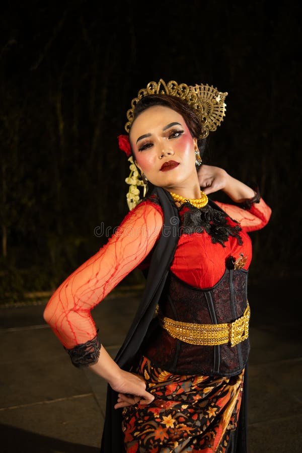 An Asian Dancer with Dazzling Makeup and Captivated the Audience at ...