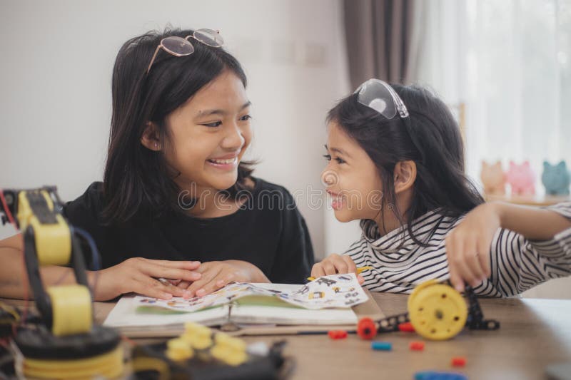 Asian Students Enjoy Machine Learning Robot Arms Control Robots in ...