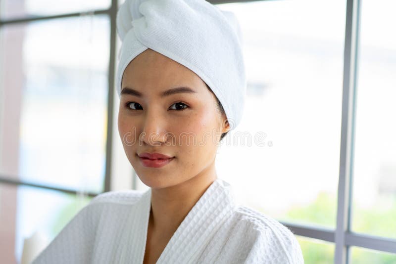 Pretty Young Asian Woman On Bed Getting Spa Massage Facil Service Stock