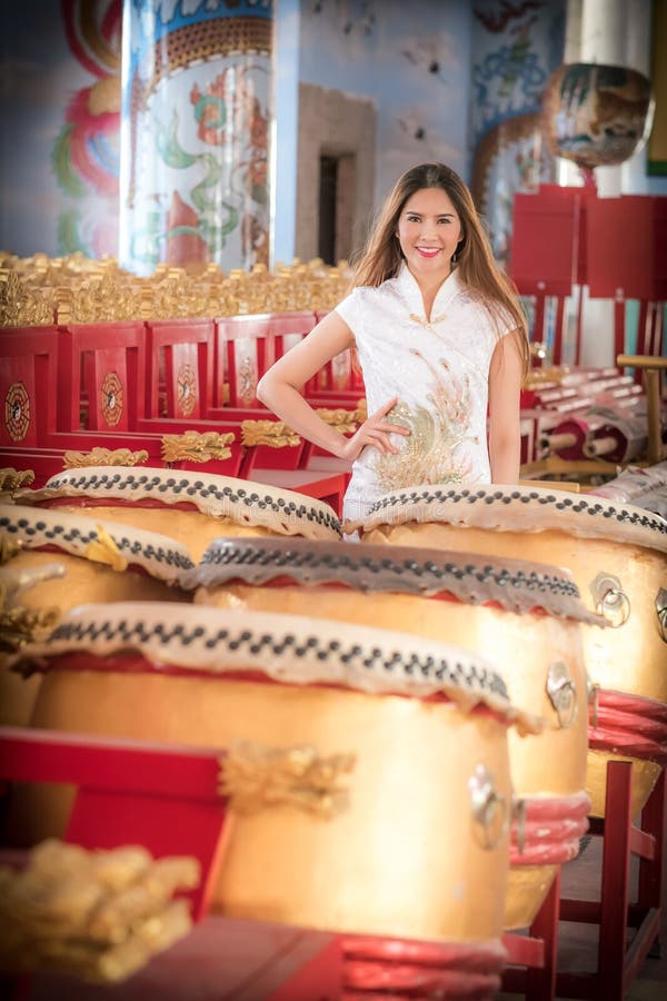 Die Asiatische Chinesin Auf Traditionellen Chinesen Halten Chinesen ... Die Asiatische Chinesin Auf Traditionellen Chinesen Halten Chinesen ...