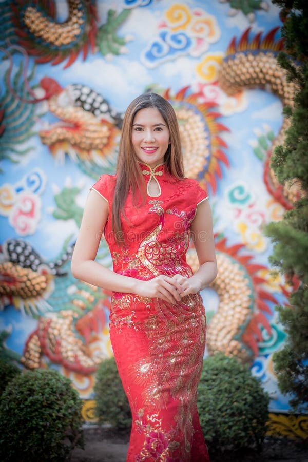 Asiatische Chinesin Auf Traditionellen Chinesen Und Griff Telefonieren ...