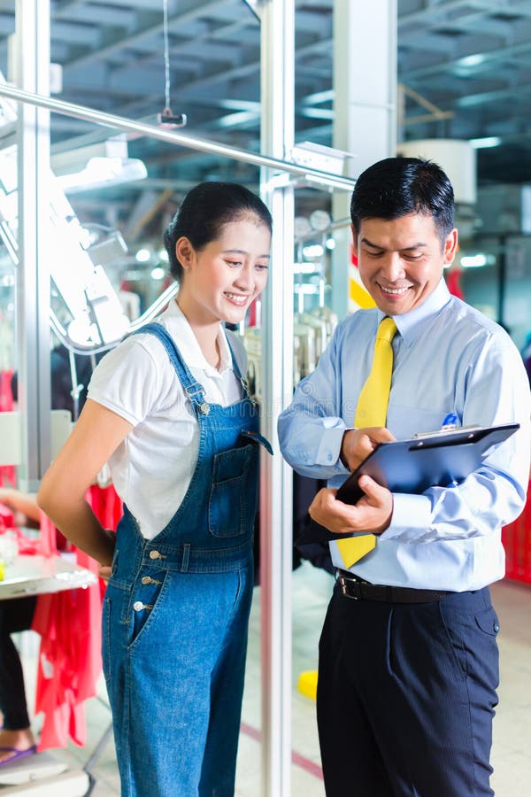 Asiatischer Vorarbeiter in Der Textilfabrik, Die Training Gibt ...