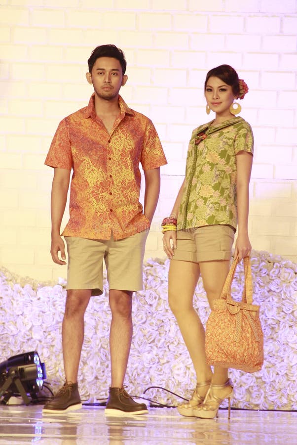 Asiatisches Kindermodell an Der Modeschaurollbahn Redaktionelles ...