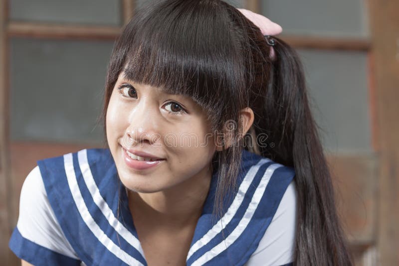 Asiatisches Schulmädchen Das Vor Schule Steht Stockfoto Bild Von