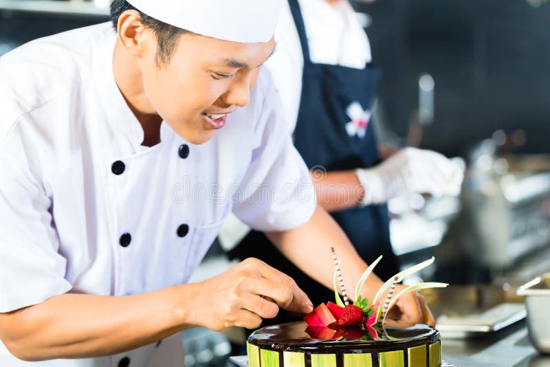 Asiatiska Kockar Som Lagar Mat I Restaurang Fotografering för ...