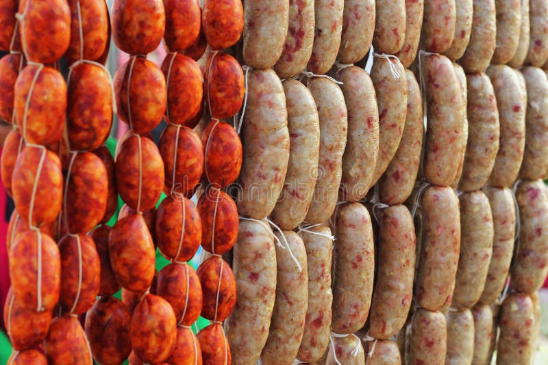 Asien-Wurst Im Markt - Rote Wurst Stockbild - Bild von trocken ...