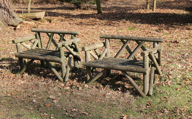Asientos De Madera Rústicos. Imagen de archivo - Imagen de campo ...