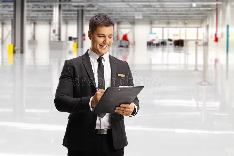 Asistente De Aeropuerto Escribiendo Un Documento Dentro De Un Edificio ...