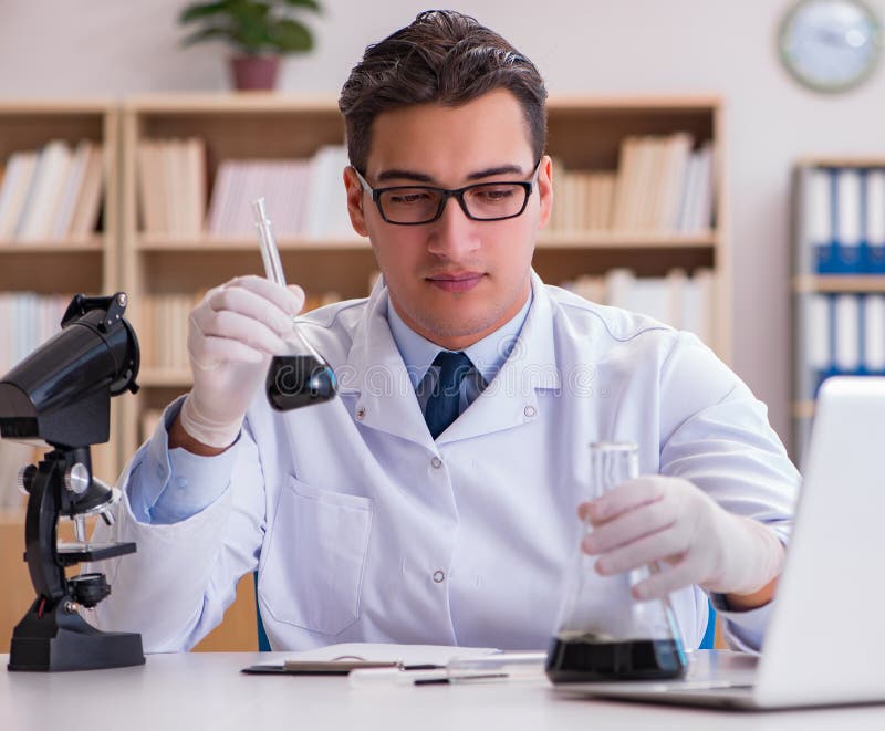 Asistente De Laboratorio Joven Trabajando En El Laboratorio Imagen de ...