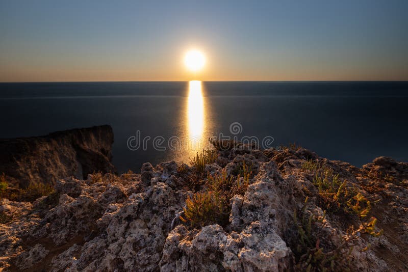 Asombroso Amanecer Sobre Los Crecientes Acantilados Y Rocas En Malta ... Asombroso Amanecer Sobre Los Crecientes Acantilados Y Rocas En Malta ...