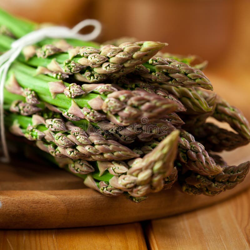 Asperge Verte Dans Le Panier En Osier Photo stock - Image du rustique ...