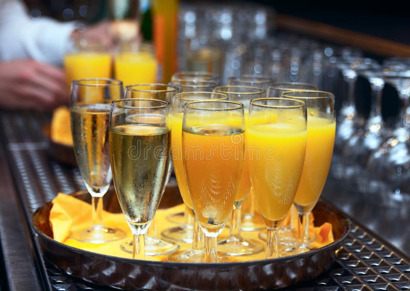 Aspetti Per Portare Una Bevanda Fotografia Stock - Immagine di vino ...