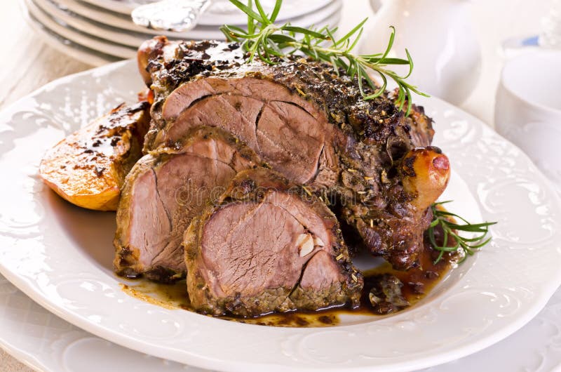 Assado de cordeiro imagem de stock. Imagem de rosmaninho - 37643739