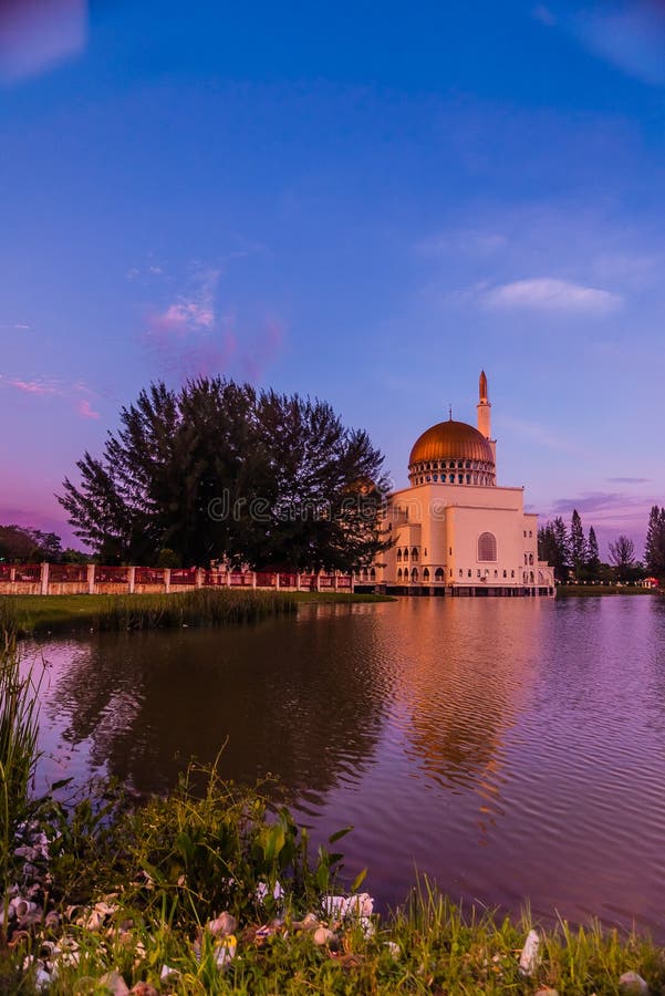 Assalam mosque in evening editorial image. Image of water - 28963915
