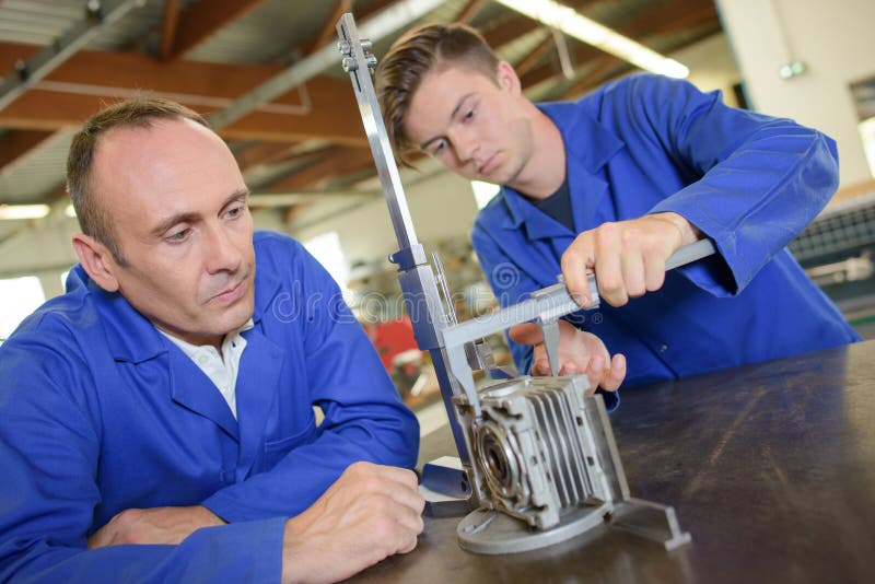 Assembleur De Moteur Et De Machine Photo stock - Image du désassemblez ...