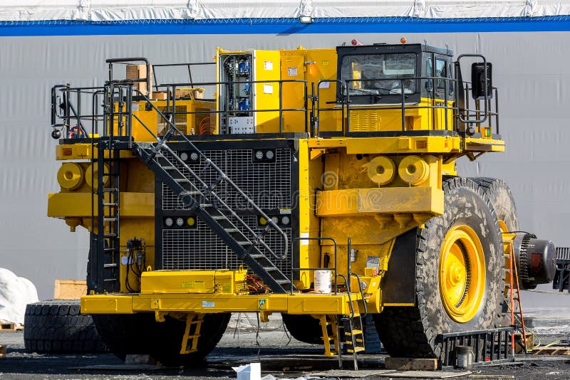 Assembly of the dump truck stock photo. Image of 730e - 189046356