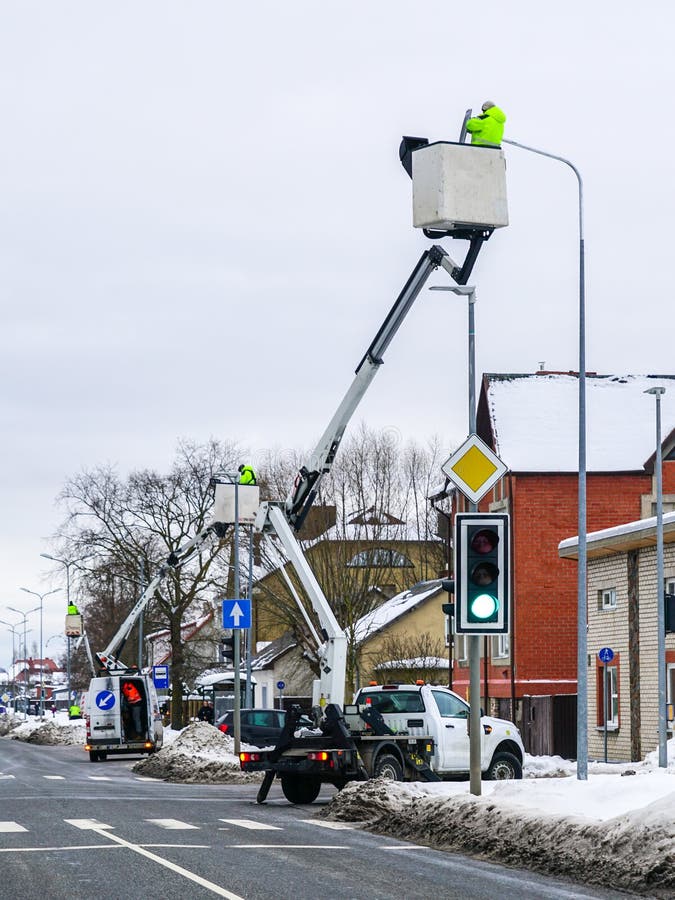 Assembly of LED Street Lamps Using Mobile Hydraulic Lifting Platform ...