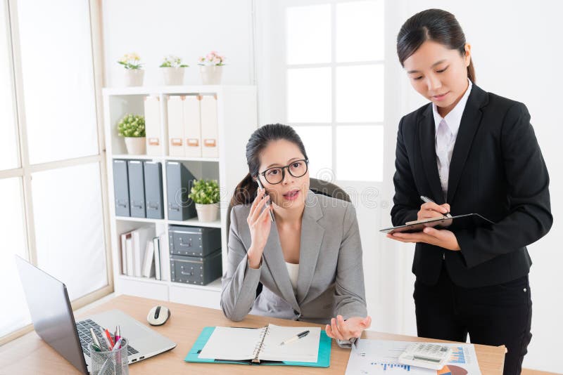 Assistent, der notiert stockfoto. Bild von schwarzes - 34571926