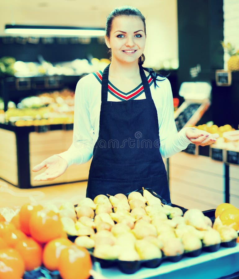 Assistente De Compra Que Demonstra a Variedade Da Loja De Mantimento ...