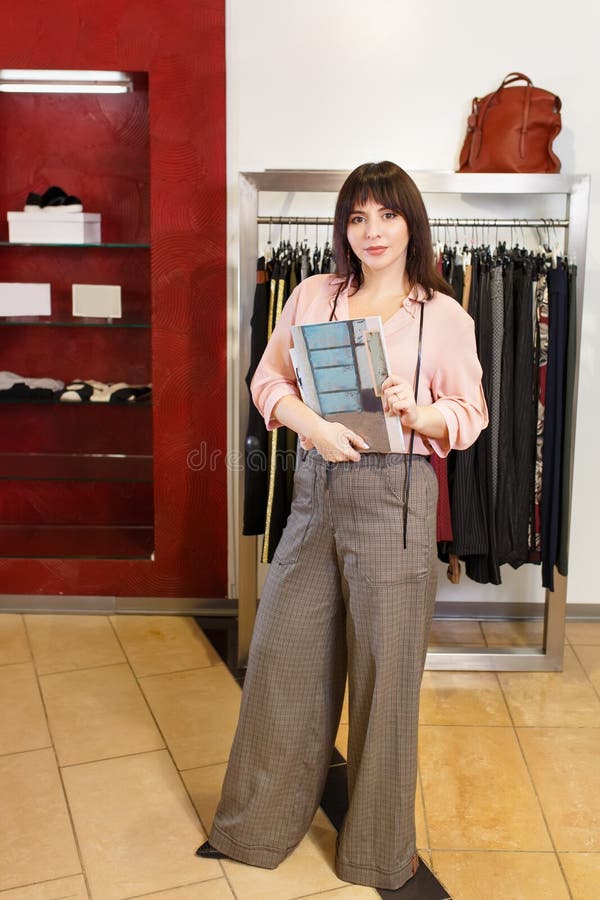 A Ajuda Do Assistente De Loja Escolhe a Roupa Imagem de Stock - Imagem ...