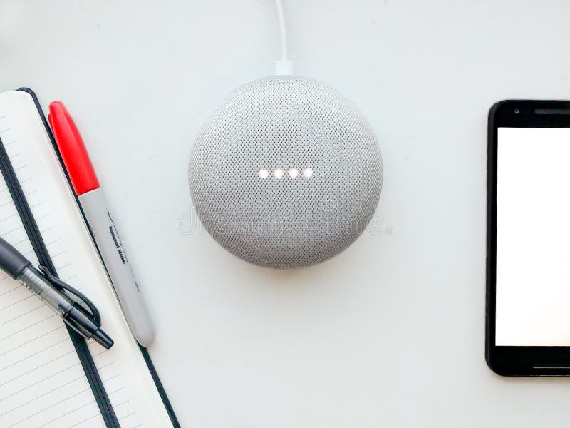 Assistente Di Digital Altoparlante, Telefono Cellulare E Blocco Note ...