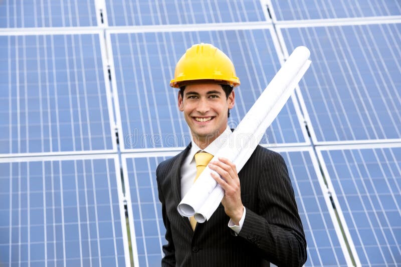 Assistente Tecnico Alla Stazione Di Energia Solare Fotografia Stock ...