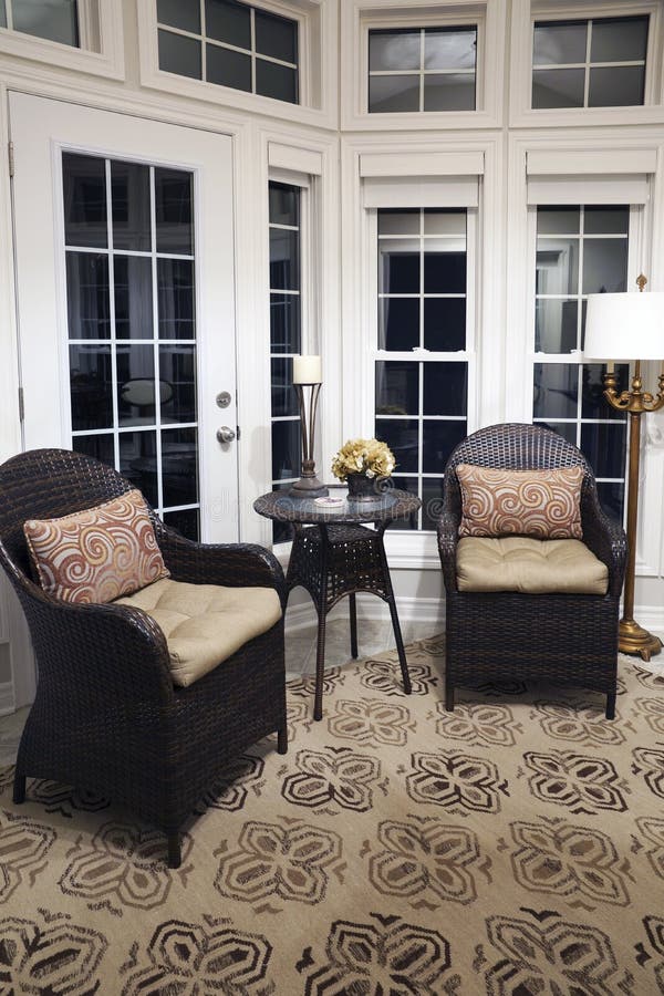 Assoalho Ao Teto Windows No Sunroom Imagem de Stock - Imagem de bege ...