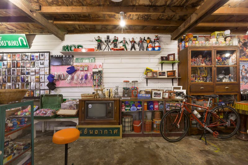 Assorted Vintage Retro Objects Warehouse Gallery. Editorial Photography ...