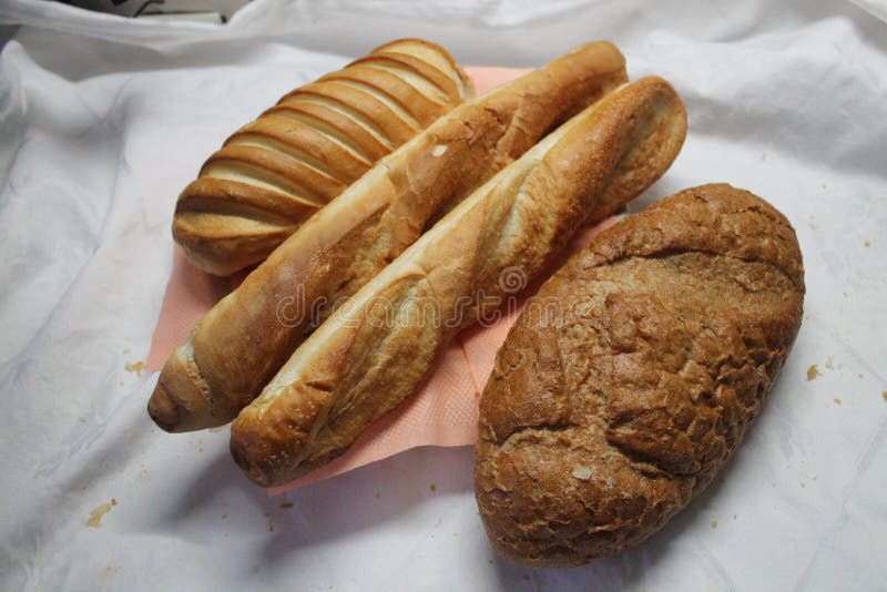 Assortiment del pan cocido imagen de archivo. Imagen de jugoso - 135679187