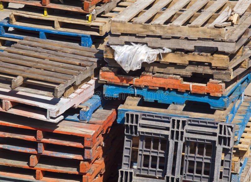 Assortiment Van Gestapelde Pallets Buiten Stock Afbeelding - Image of ...