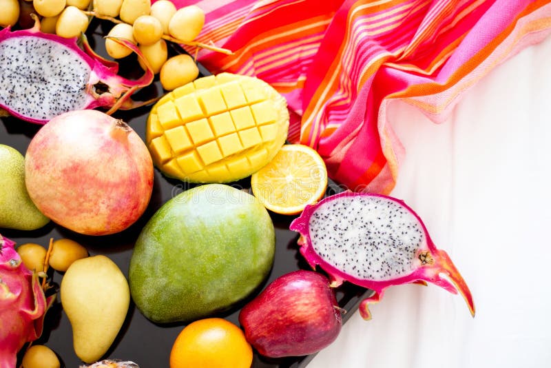 Assortimento Dei Frutti Esotici Sui Bianchi Fotografia Stock - Immagine ...