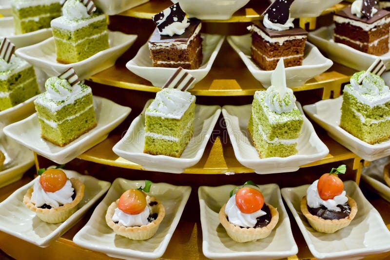 453 Line Art Cake Stock Photos - Free & Royalty-Free Stock Photos from ...