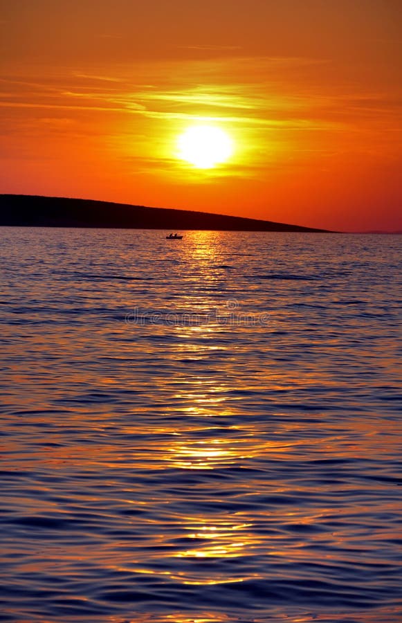 Astonishing Beautiful Sunset on the Sea with Sun Flare Reflection on ...