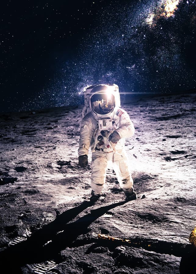 Astronauta Na Lua Olhando Ao Redor Foto de Stock - Imagem de astronauta ...