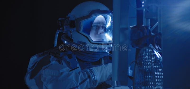 Astronauta Na Lua Olhando Ao Redor Foto de Stock - Imagem de homem ... Astronauta Na Lua Olhando Ao Redor Foto de Stock - Imagem de homem ...