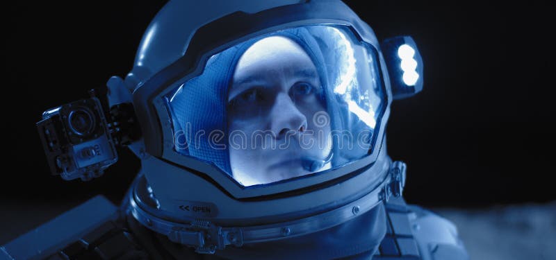 Astronauta Na Lua Olhando Ao Redor Imagem de Stock - Imagem de luzes ... Astronauta Na Lua Olhando Ao Redor Imagem de Stock - Imagem de luzes ...
