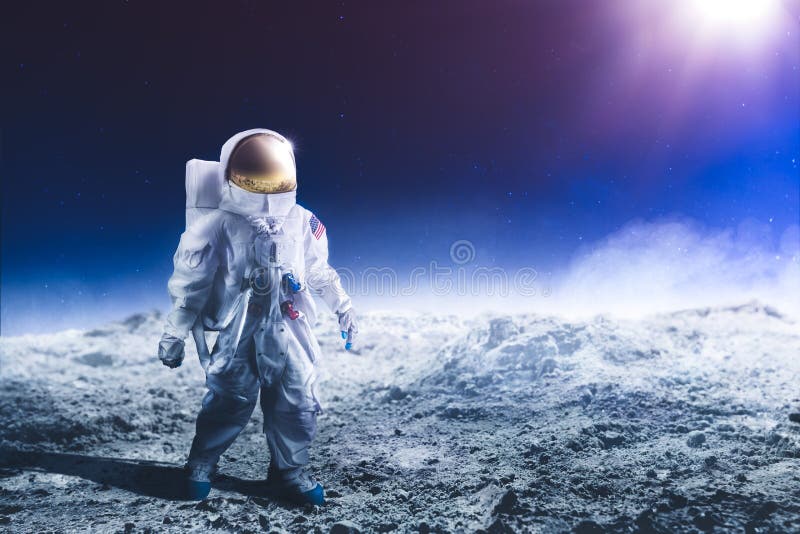 Astronauta que anda na lua imagem de stock. Imagem de estrela - 61957379