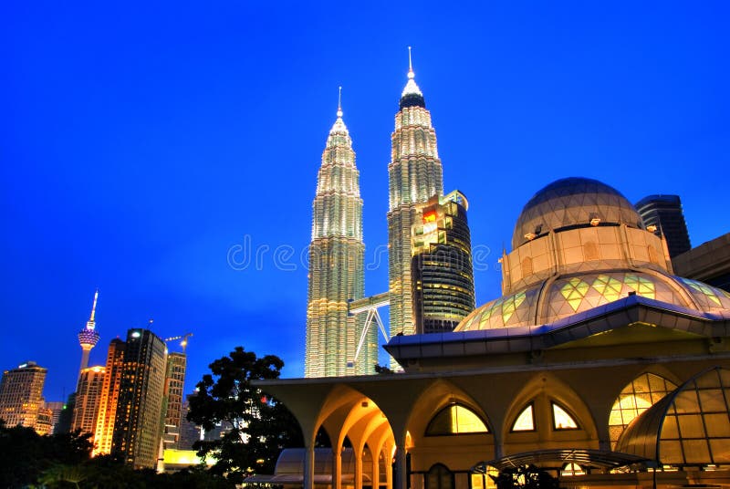 Asy-Syakirin Mosque and KLCC Stock Image - Image of asia, city: 5781939