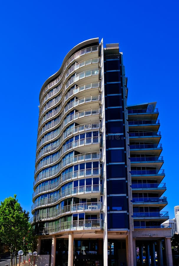 Asymmetrisch Modern Gebouw Op Meerdere Niveaus Redactionele Stock Foto ... Asymmetrisch Modern Gebouw Op Meerdere Niveaus Redactionele Stock Foto ...